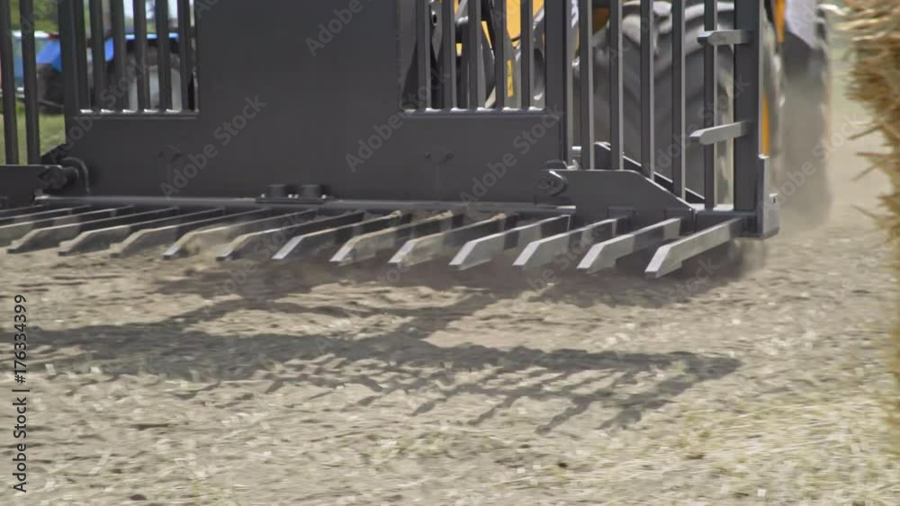 Vidéo Stock Farming loader for transporting bales. Agricultural ...