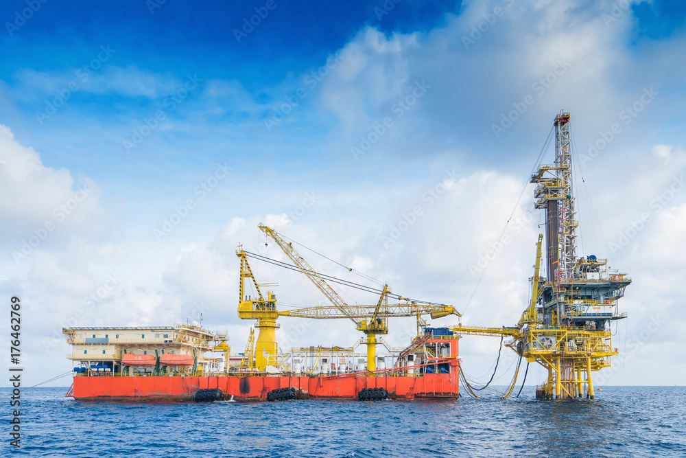 Oil and Gas business in the gulf of Thailand, Drilling Rig working on ...