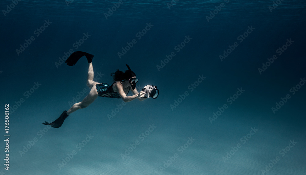 Underwater view of female free diver with underwater camera, Bimini ...
