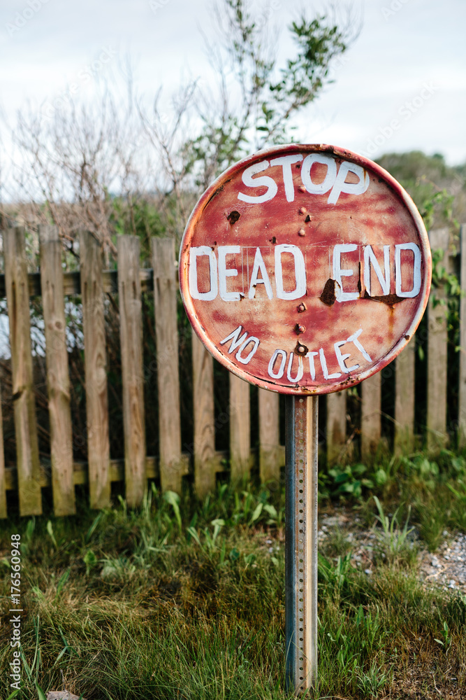 No outlet dead end stop sign on post at end of road Stock 写真 | Adobe Stock