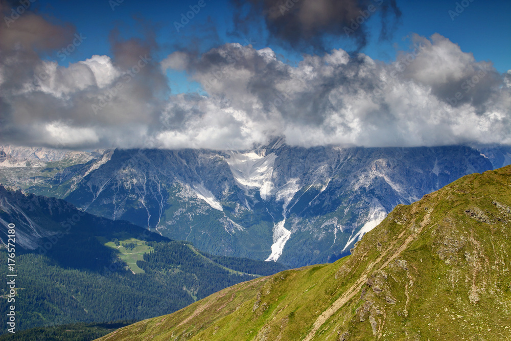 Clouds with flat bases cover the Dreischusterspitze / Punta dei Tre ...