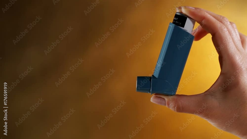 Woman hand sprays three puffs from vapor inhaler - closeup vídeo do ...