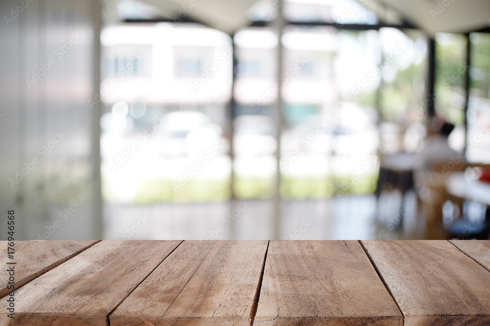 Empty office table with wood desk is blank for present product. foto de ...