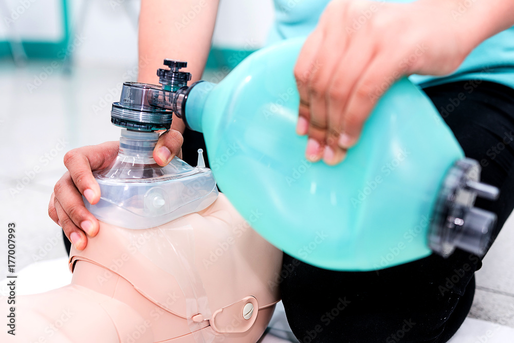 Nursing students are learning how to rescue the patients in emergency ...