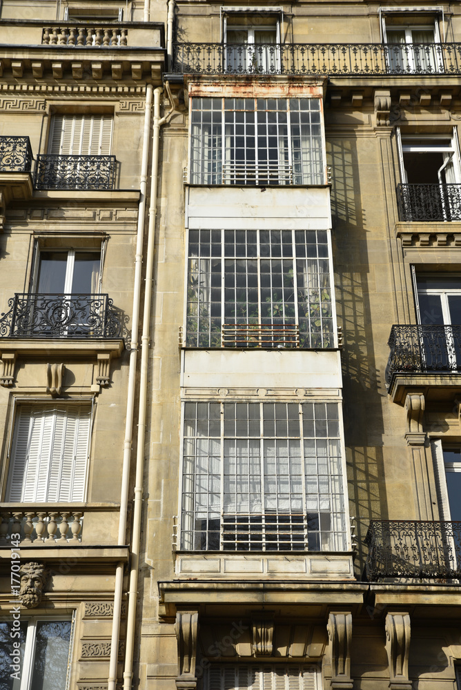 Immeuble haussmannien à fenêtre en saillie vitrée à Paris, France Stock ...
