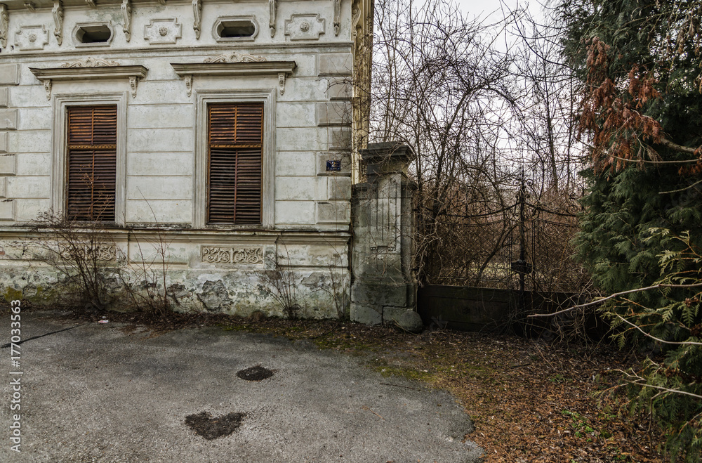 altes verlassenes haus Stock Photo | Adobe Stock
