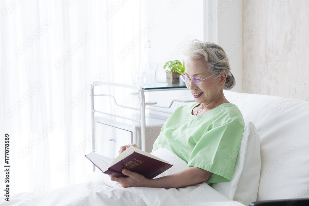 An old female patient is reading the Bible in a hospital room Stock 사진 ...