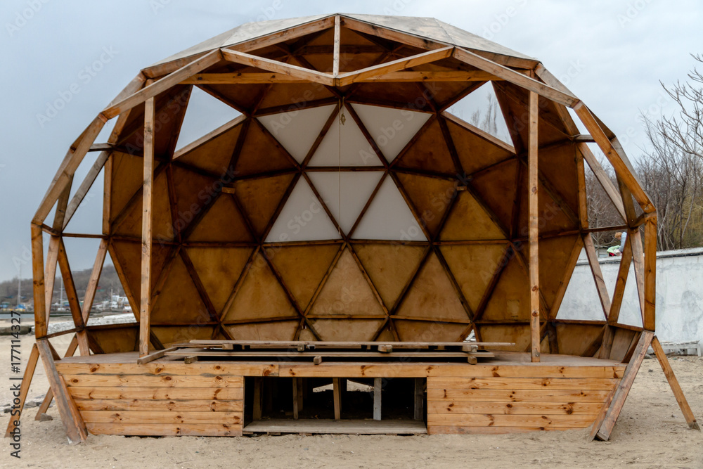 Structure écologique sur la plage Stock Photo | Adobe Stock