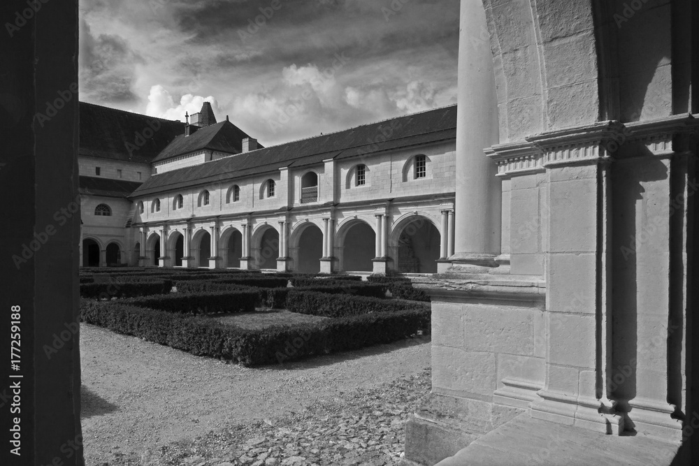 Cloître intérieur d'un monastère sous le porche de l'église, abbaye de ...