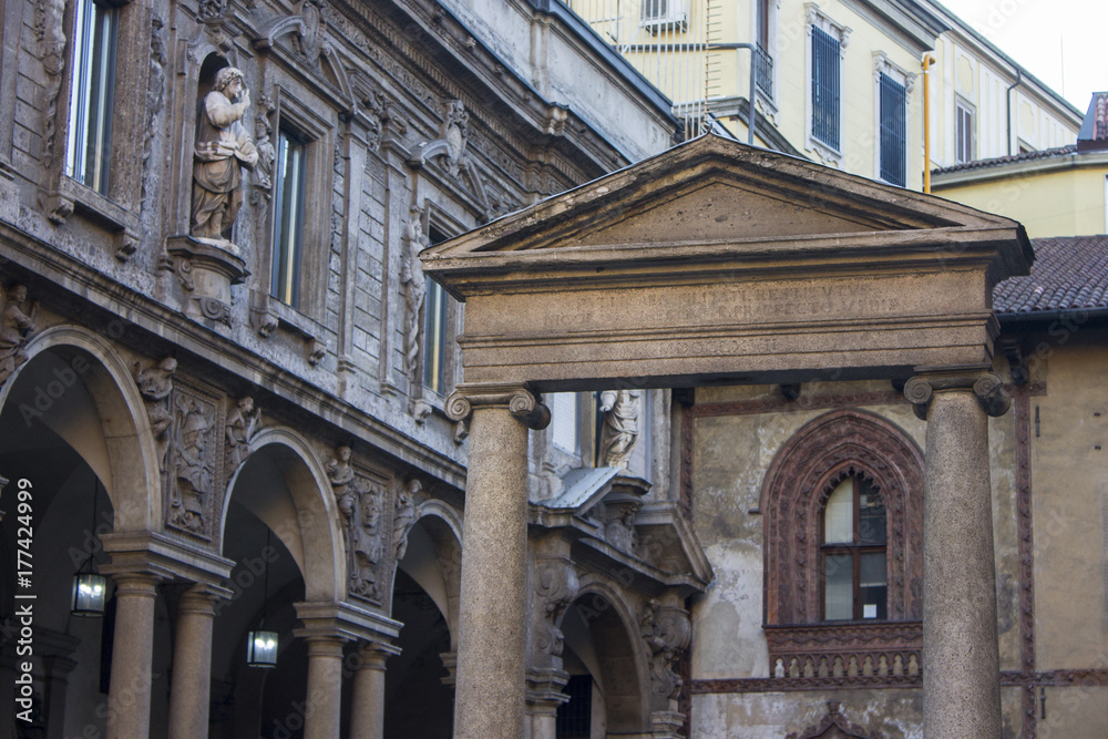 Foto de Monuments of the Piazza dei Mercanti (merchants square) former ... Foto de Monuments of the Piazza dei Mercanti (merchants square) former ...
