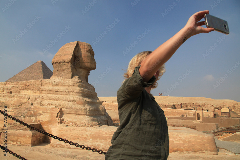 bonde Frau macht ein Selfie vor der Sphinx und Pyramide in Ägypten ...