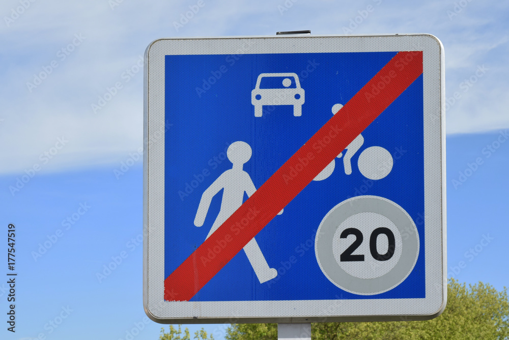 panneau fin de zone limitée à 20 km/h Stock Photo | Adobe Stock