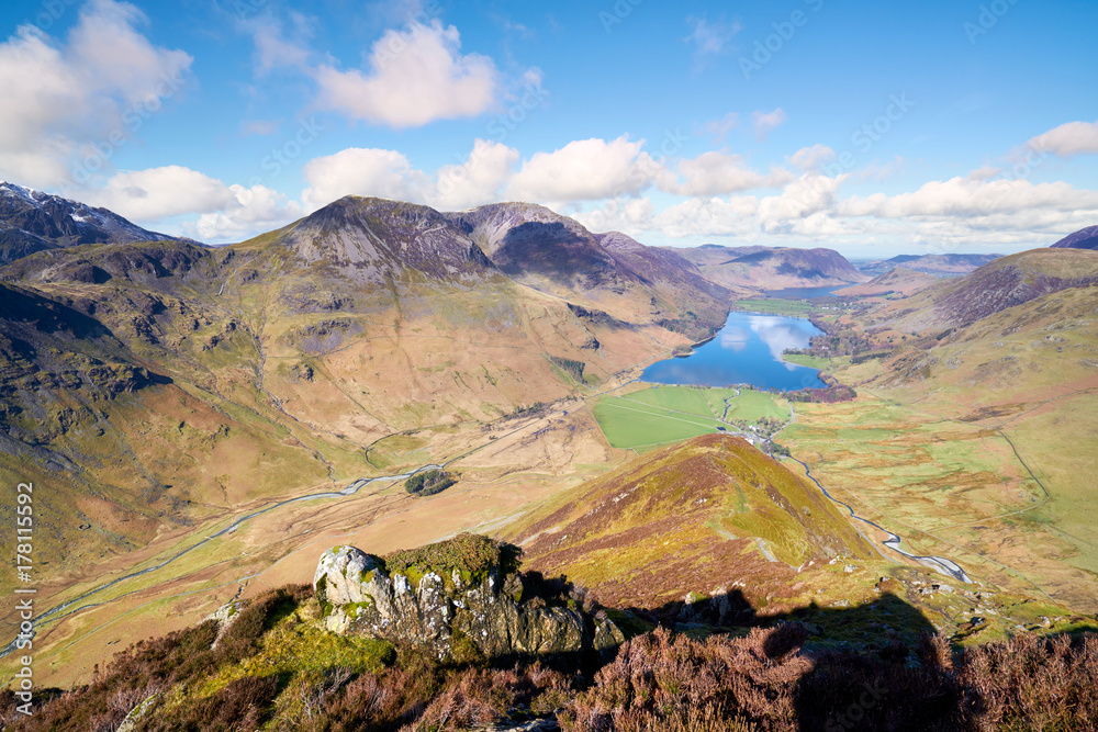Foto de Views of Lake Buttermere and mountain summits of High Crag ...