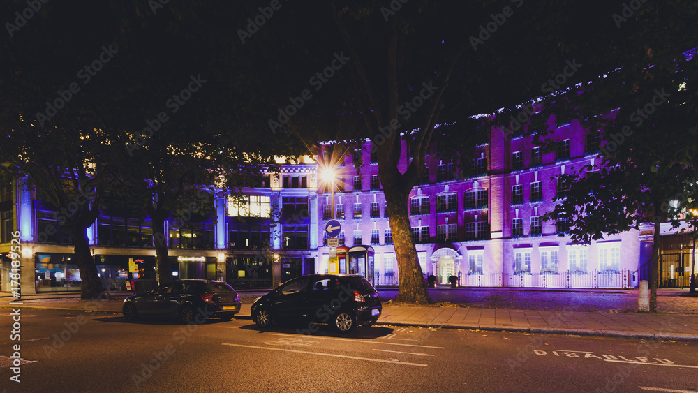 Foto de Cartwright Gardens by night A, crescent shaped park and street ...