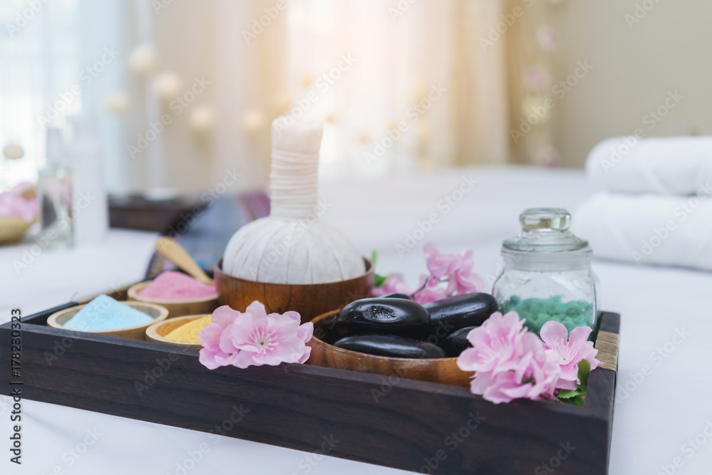 Foto de Thai Herbal Compress , hot stones , salt water prepared on ...