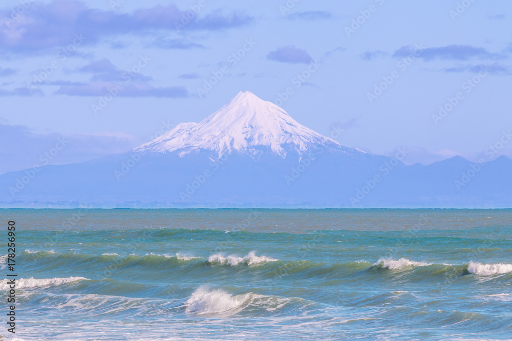 Fotka „View on Mount Taranaki across Tasman sea at sunny day. Taranaki ...