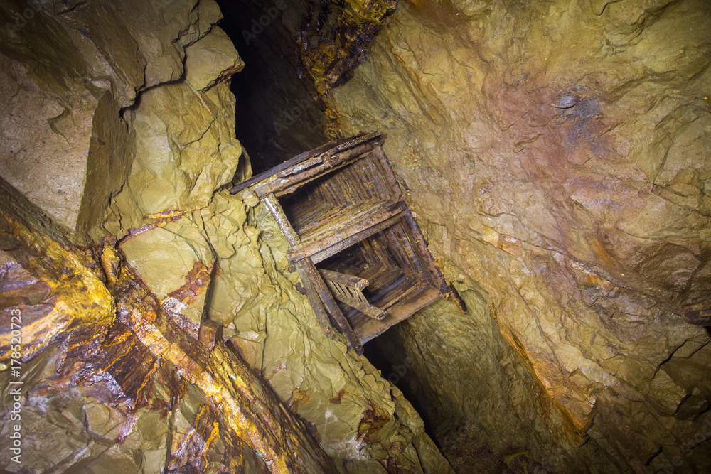 Foto de Underground abandoned ore mine shaft tunnel gallery with ...