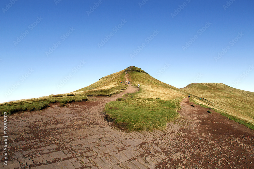 Fotka „The Taff trail footpath leading to Pen y Fan and the Graig Fan ...