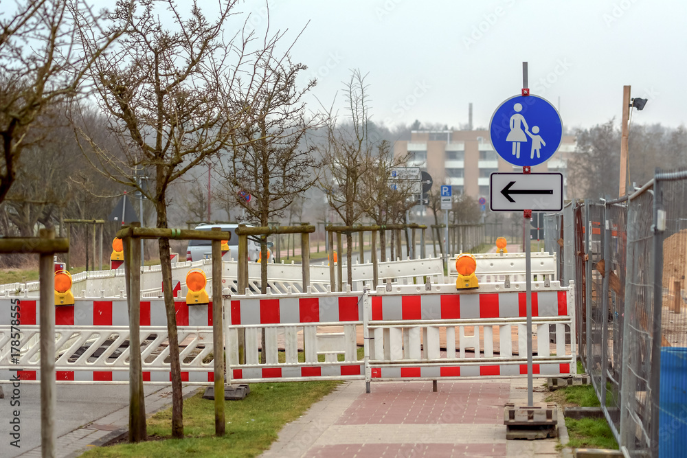 Reflektierende Straßensperre oder Baustellensperre mit Signallampe auf ...