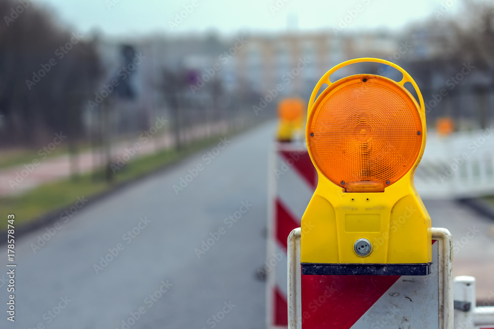 Reflektierende Straßensperre oder Baustellensperre mit Signallampe auf ...