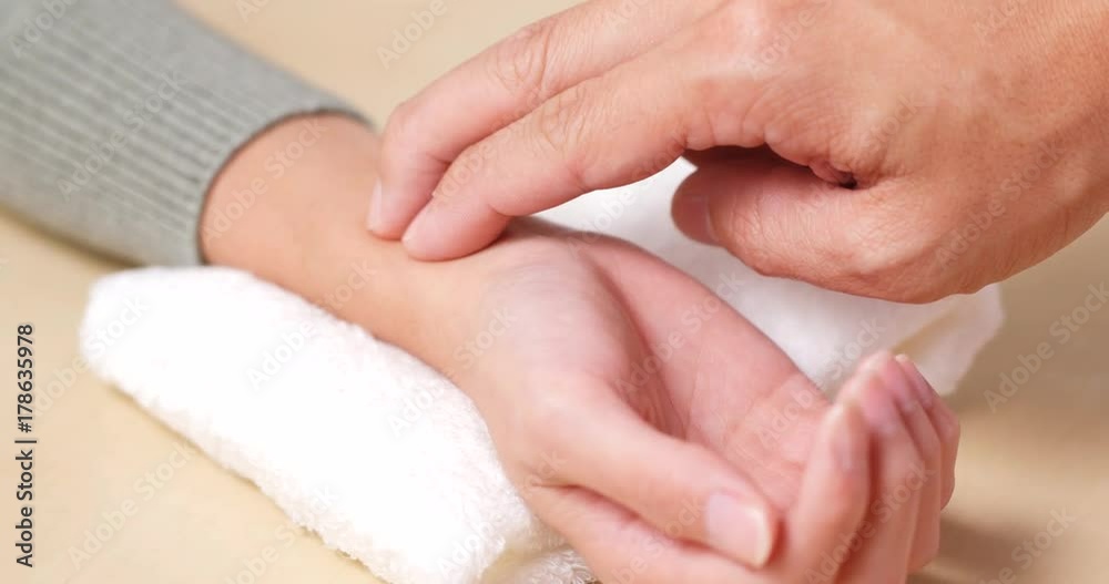 Chinese doctor diagnosis about the pulse on hand Stock Video | Adobe Stock