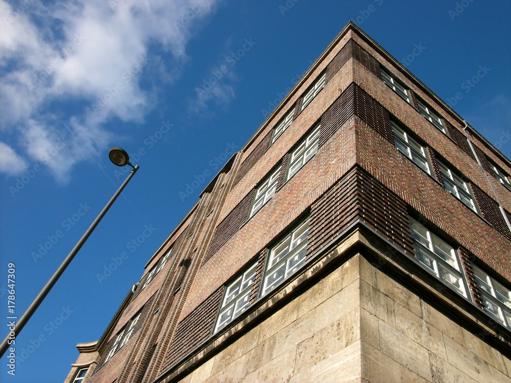 Altbau mit Fassade aus Sandstein und Backstein in verschiedenen ...