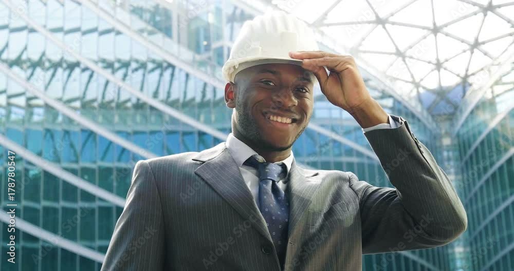 Vidéo Stock An engineer with a security helmsman, looks proud of the ...