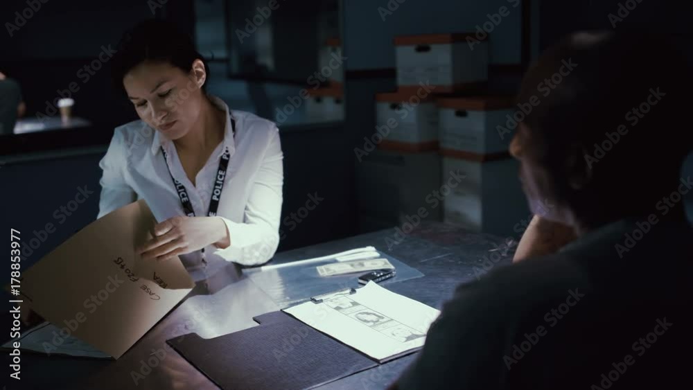 Vidéo Stock Female police detective questioning a crime suspect in ...