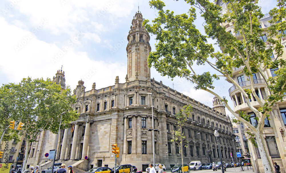 Fachada del edificio de Correos en Barcelona, Catalunya, España Stock-Foto | Adobe Stock