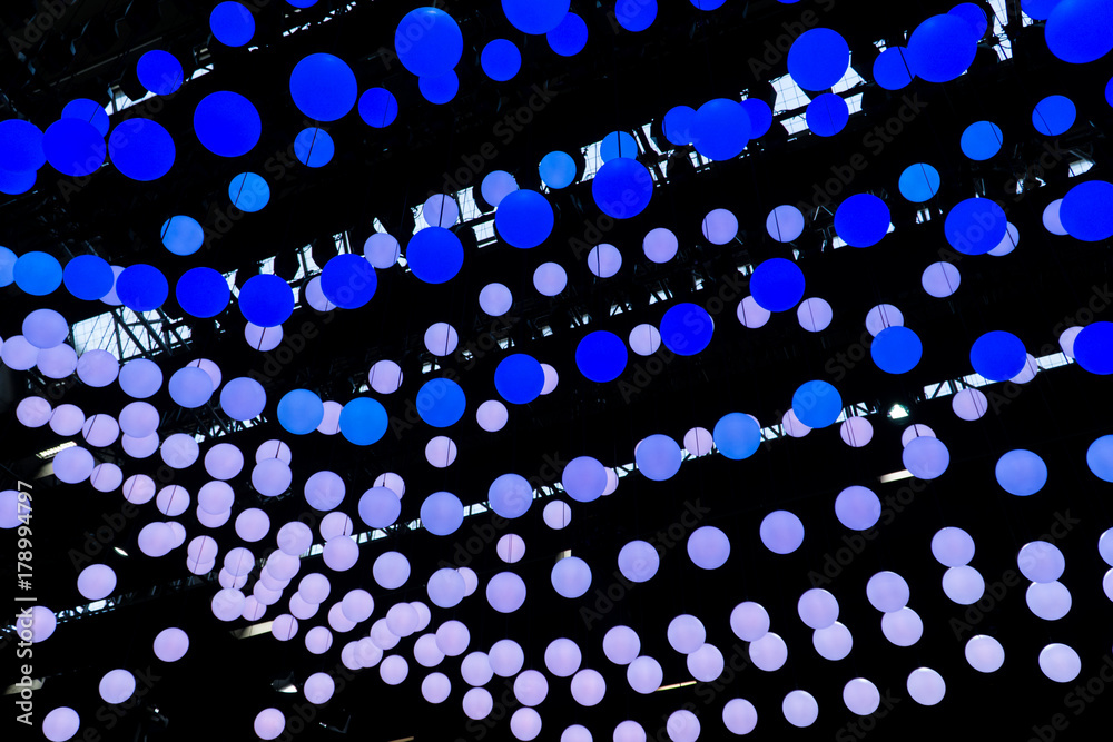 blaue LED Lichter, Lampions, Glühbirnen in der schwarzen Nacht Stock ...