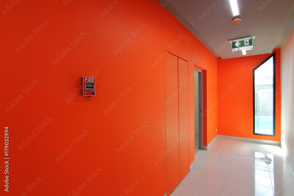 Foto de Emergency exit of the building with fire exit sign and fire ...