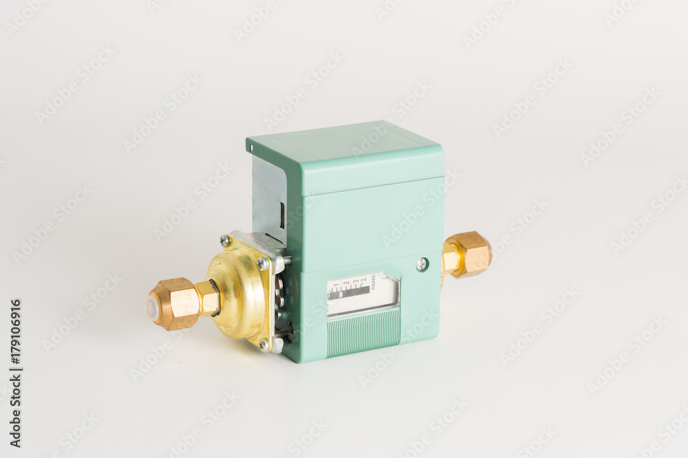 Pressure switch in the pipeline, for monitoring and balancing the ...