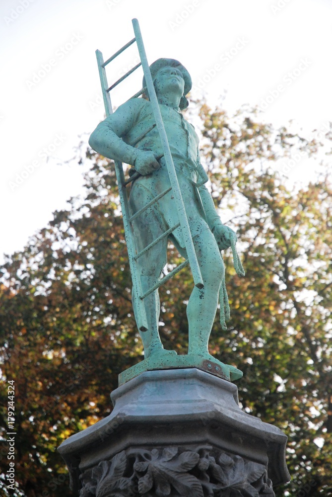 Parc du Petit Sablon : Statues de personnages célèbres (Bruxelles ...