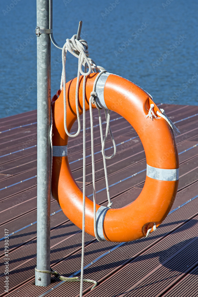 Rettungsreifen - Hilfe - SOS - Ring - Schwimmreifen - Wasserwacht Stock ...