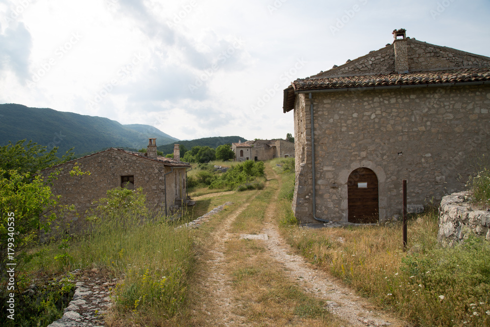 Sentiero, Antiche case restaurate in un villaggio di montagna ...