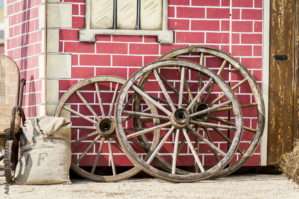 Anciennes roues de charette en bois Stock Photo | Adobe Stock