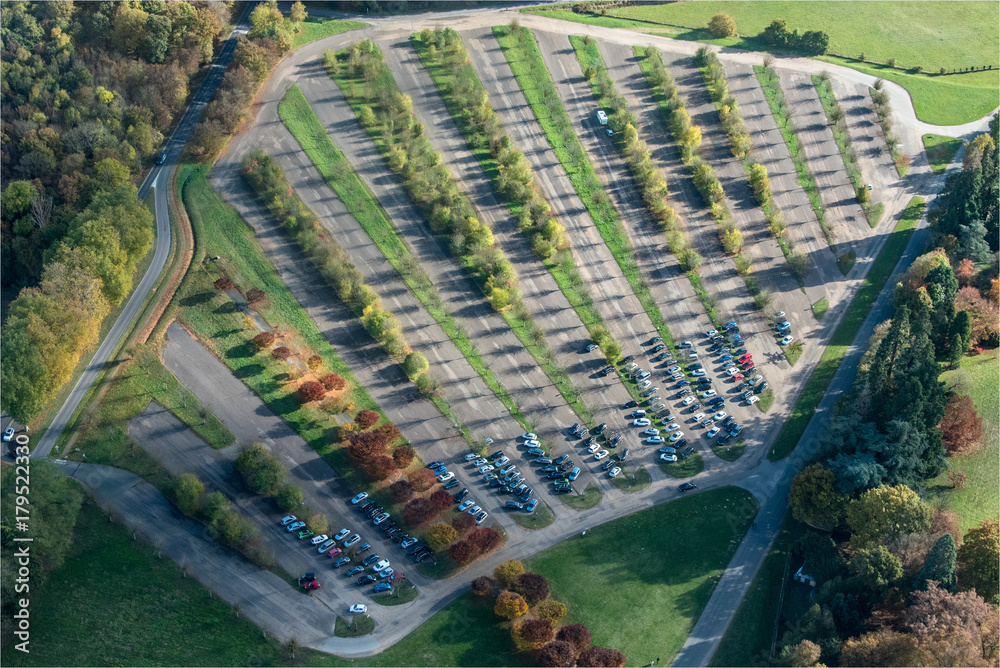 Foto de Vue aérienne du parking du parc animalier de Thoiry à l'automne ...