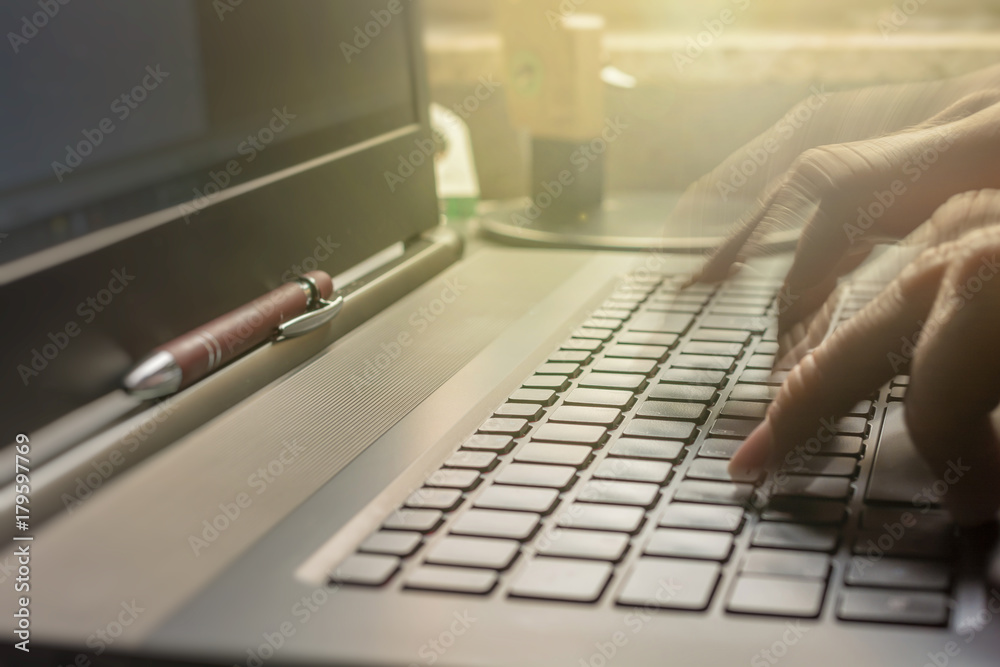 Schnelles tippen am Computer für höhere Produktivität Stock-Foto ...