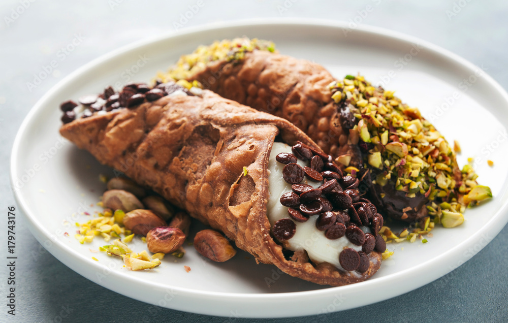 Foto de Cannoli with ricotta, chocolate and pistachios. Italian ...