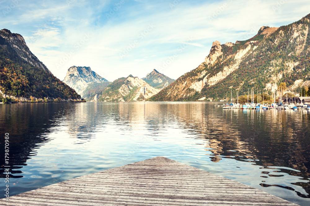 Traunsee lake in Austrian Alps. Beautiful autumn landscape Stock-Foto ...