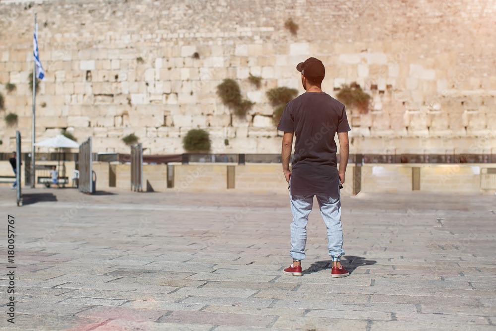 Foto Stock JERUSALEM ISRAEL 26 10 16: People pray a the Western Wall ...