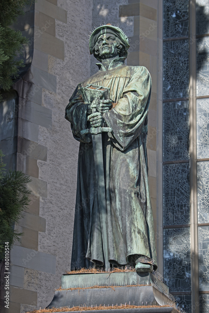 Denkmal für den Reformator Ulrich Zwingli bei der Wasserkirche in ...