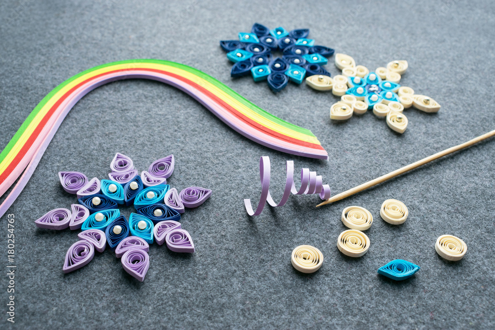 Foto de Paper quilling Christmas Crafts in the form of snowflakes from ...