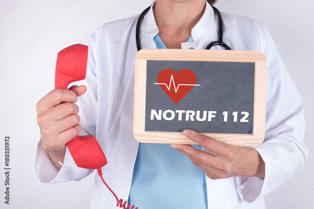 Notarzt mit Schild und Notruf 112 foto de Stock | Adobe Stock