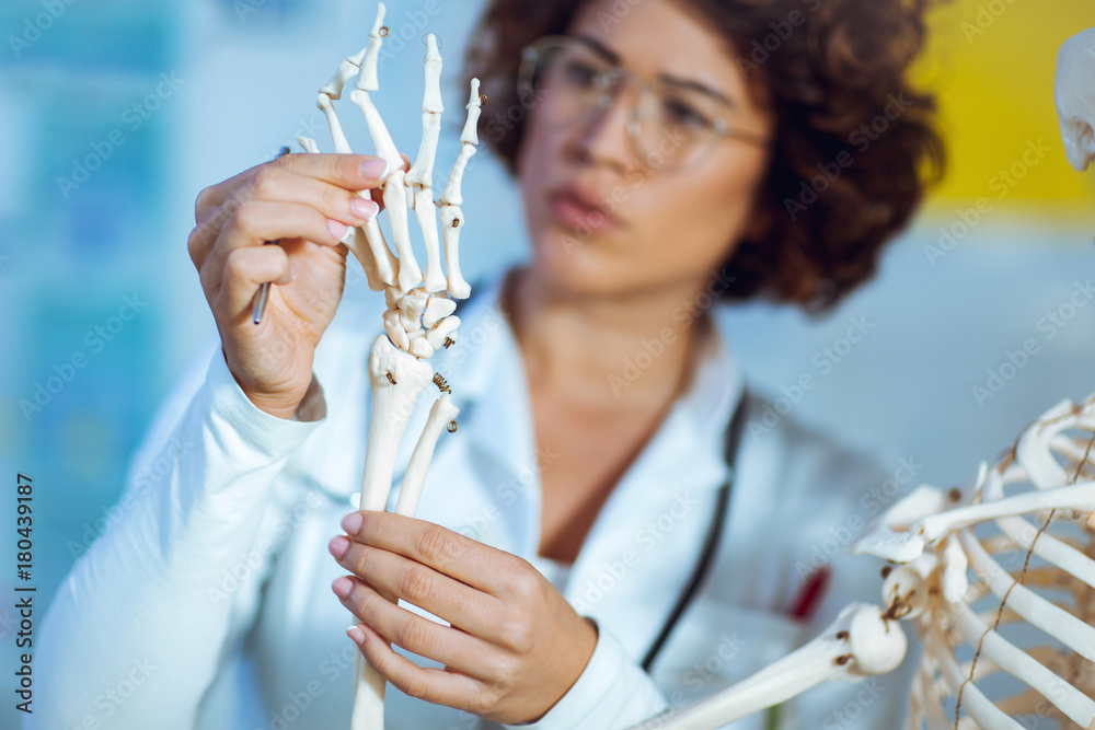 Medical doctor woman teaching anatomy using human skeleton model Stock ...