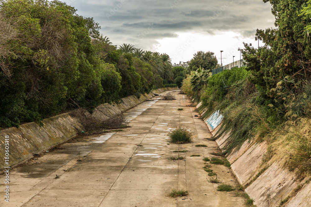 Foto de Ravine d'évacuation de l'eau de pluie à Santa Ponsa sur lîle de ... Foto de Ravine d'évacuation de l'eau de pluie à Santa Ponsa sur lîle de ...
