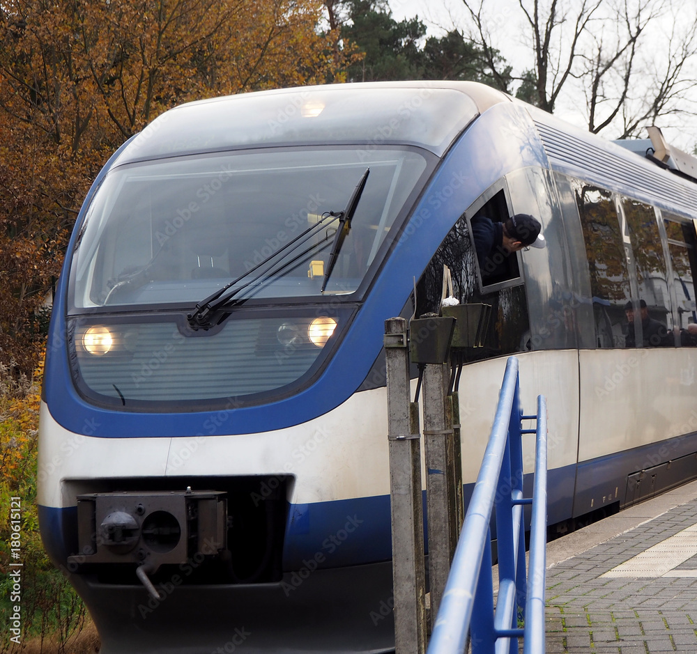 Moderner Triebwagen am Bahnsteig Stock Photo | Adobe Stock