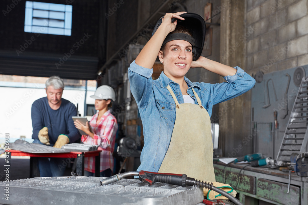 Frau als Lehrling in einem Handwerker Betrieb Stock Photo | Adobe Stock