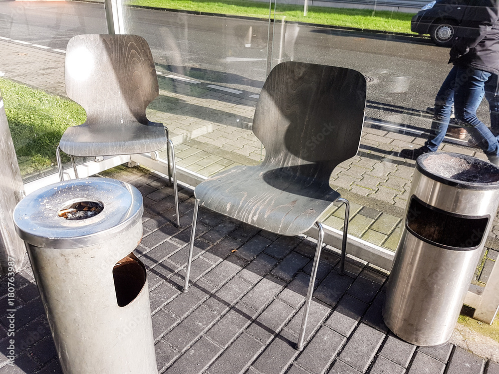 Raucherbereich mit Stühle und Aschebehälter Stock-Foto | Adobe Stock