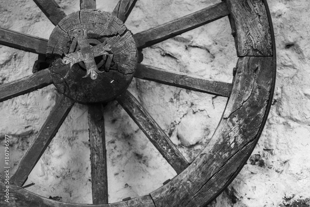 rueda de carro antiguo de madera y herraje en forma de cruz, blanco y ...